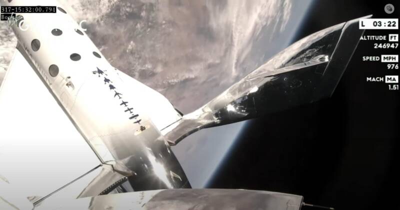 Virgin Galactic réalise son premier vol commercial avec succès : le ...
